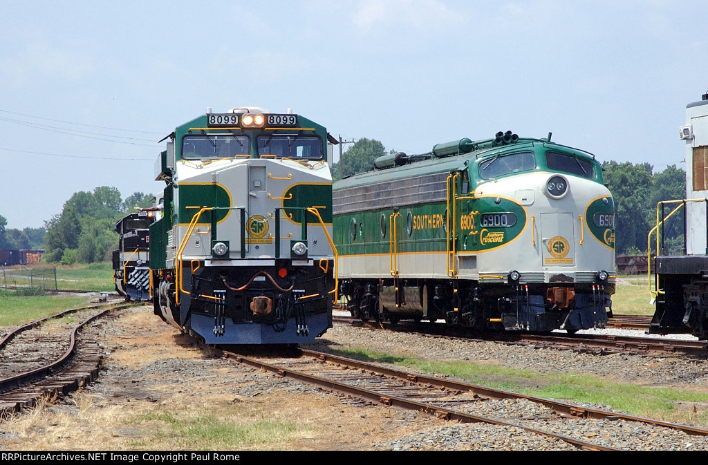 NS 8099, GE ES44AC, Southern Heritage Unit with SOU 6900 E8A